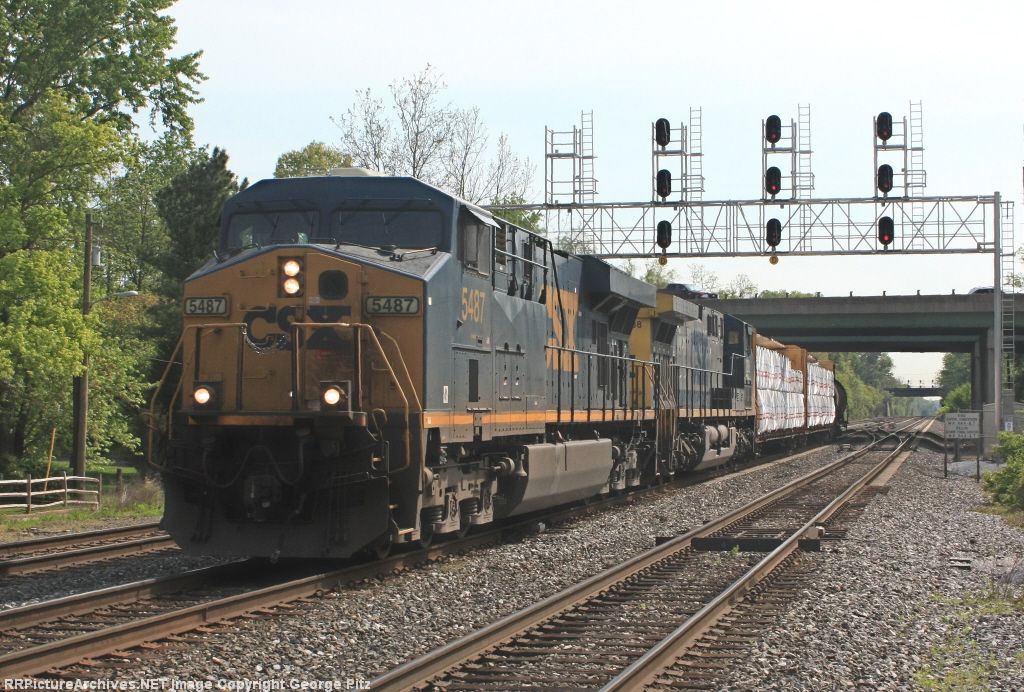 CSX 5487 and train Q249